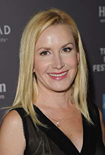Angela Kinsey Height - CelebsHeight.org