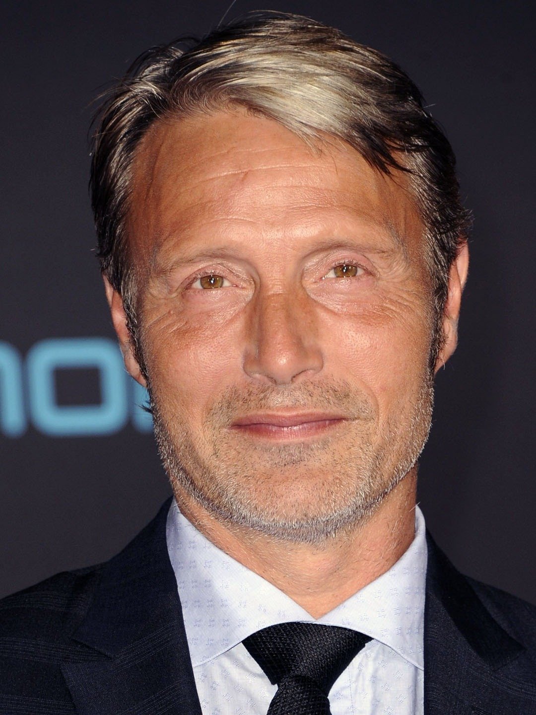 Mads Mikkelsen Height - CelebsHeight.org