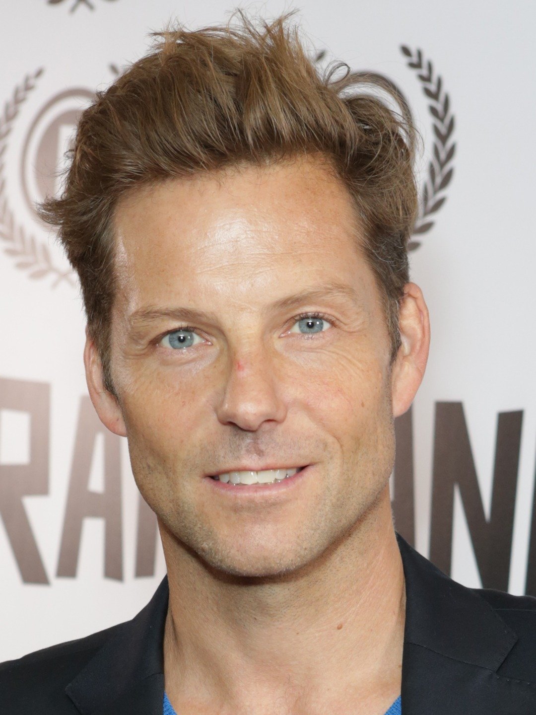 Jamie Bamber Height - CelebsHeight.org
