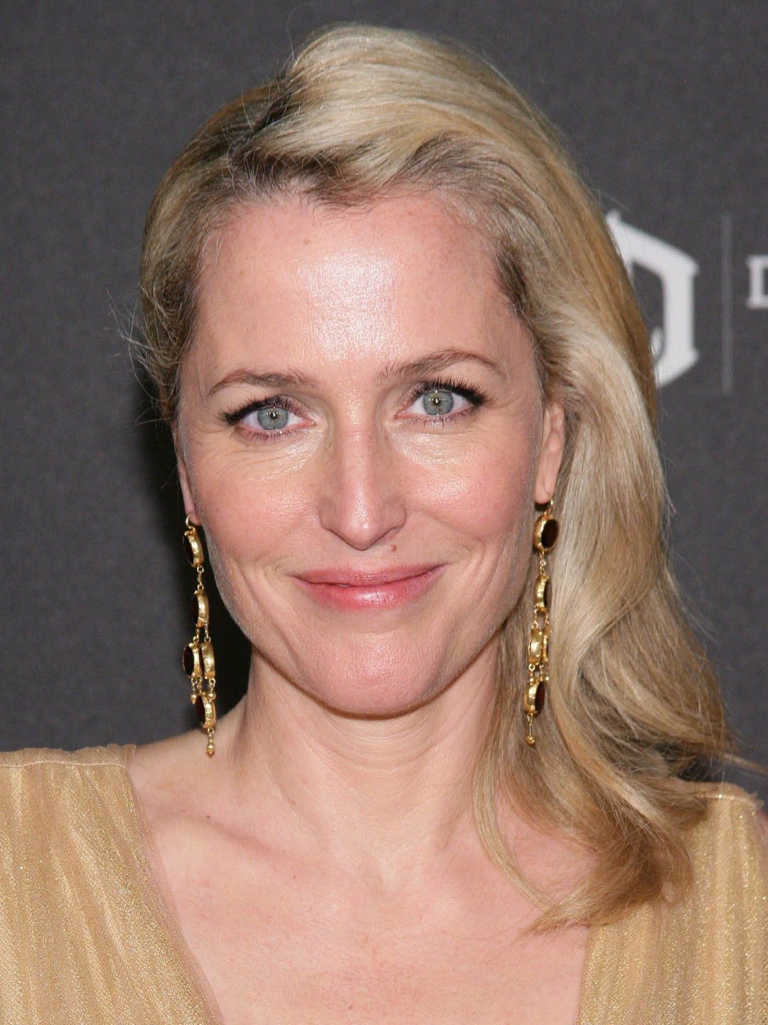 Gillian Anderson Height - CelebsHeight.org
