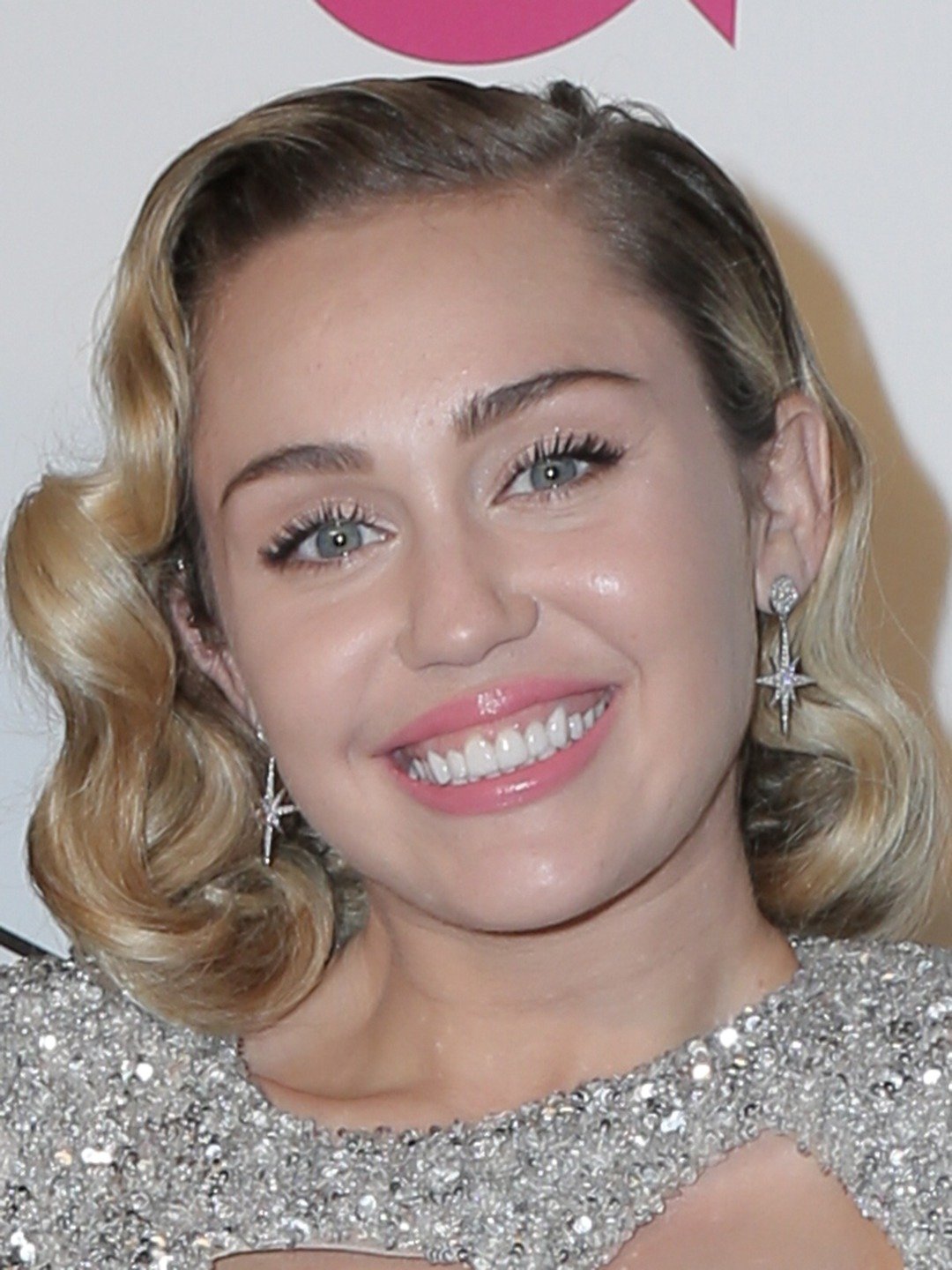 Miley Cyrus Height - CelebsHeight.org